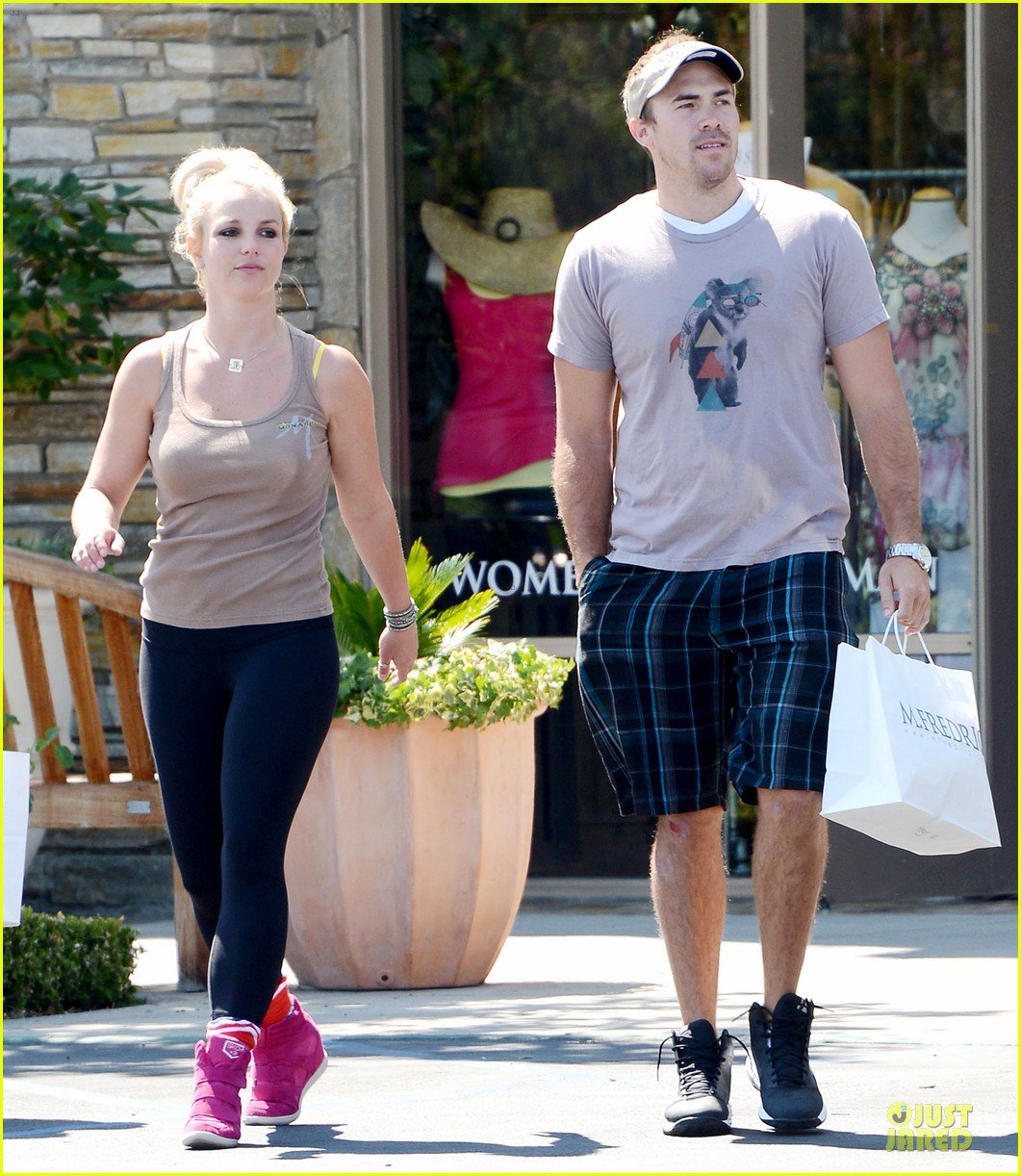 Britney Spears & David Lucado Prep For Weekend By Shopping!: Photo ...