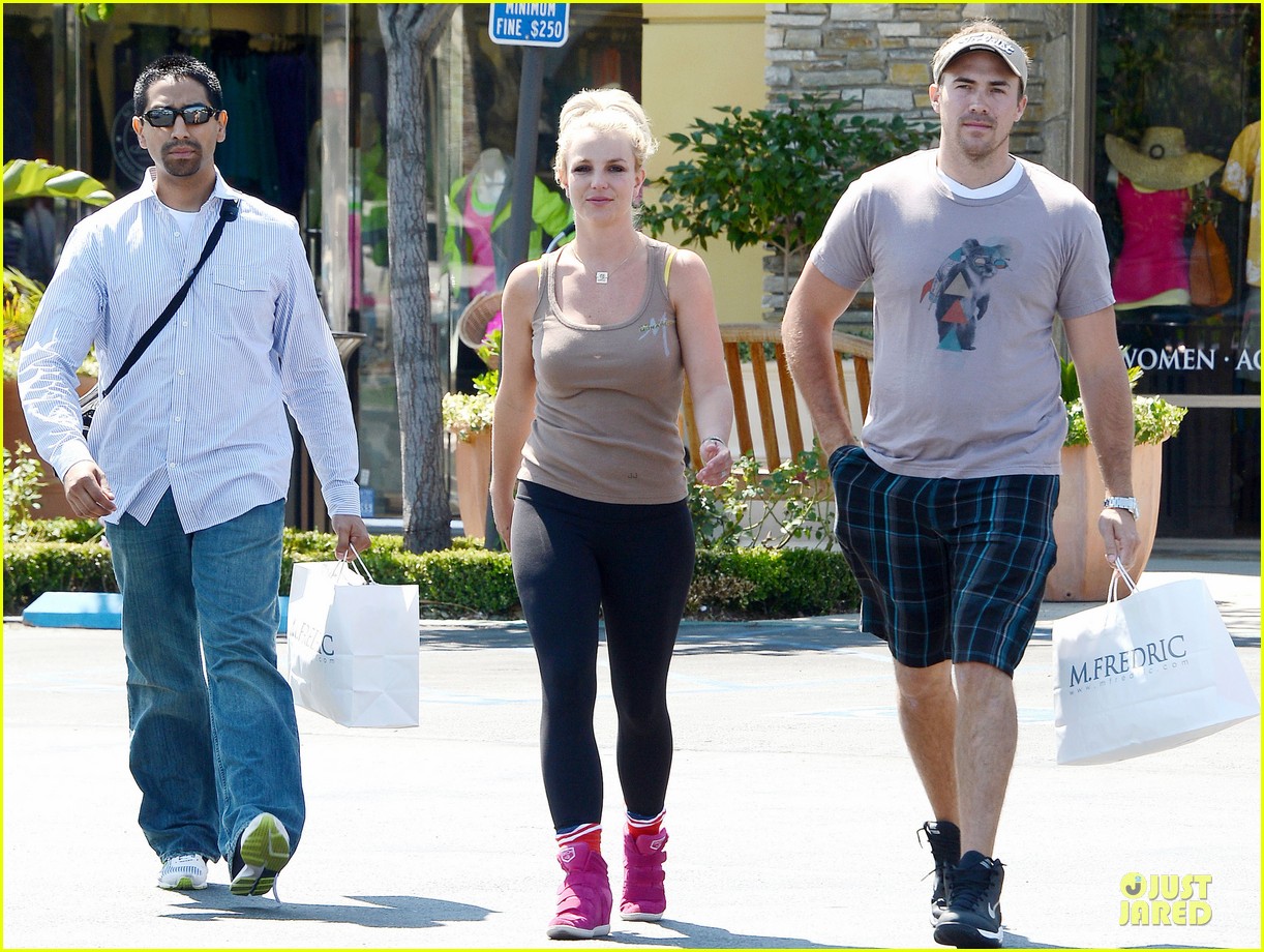 Britney Spears & David Lucado Prep For Weekend By Shopping!: Photo ...