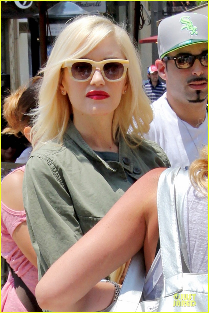 Gwen Stefani's Family Filled Knott's Berry Farm!: Photo 2914302 ...