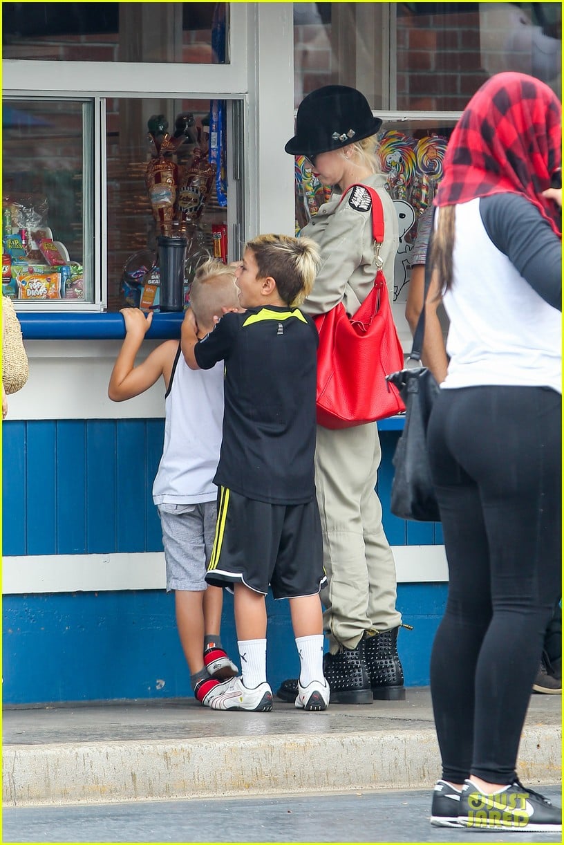 Gwen Stefani's Family Filled Knott's Berry Farm!: Photo 2914326 ...