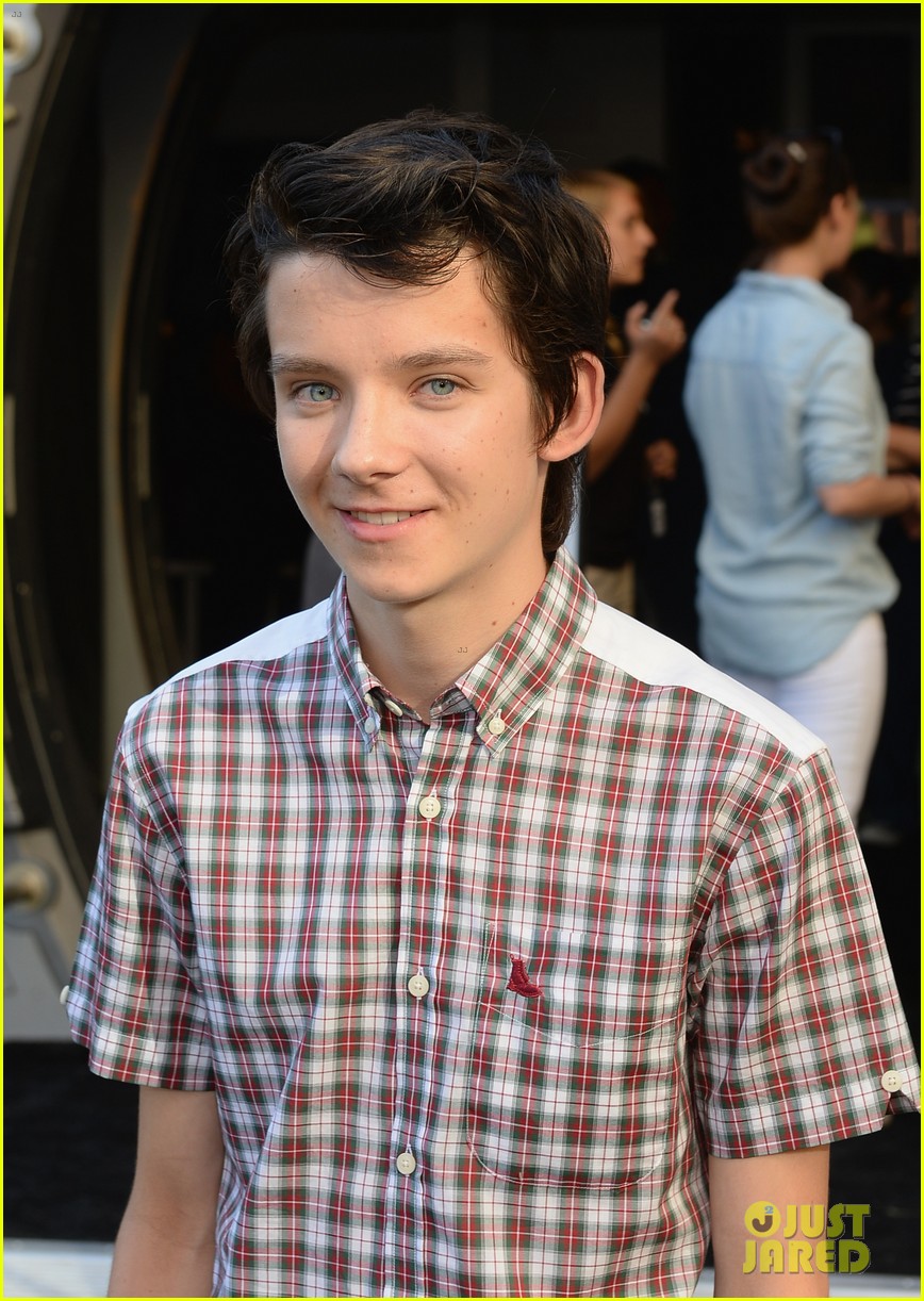 Hailee Steinfeld & Asa Butterfield: 'Ender's Game' Experience!: Photo ...