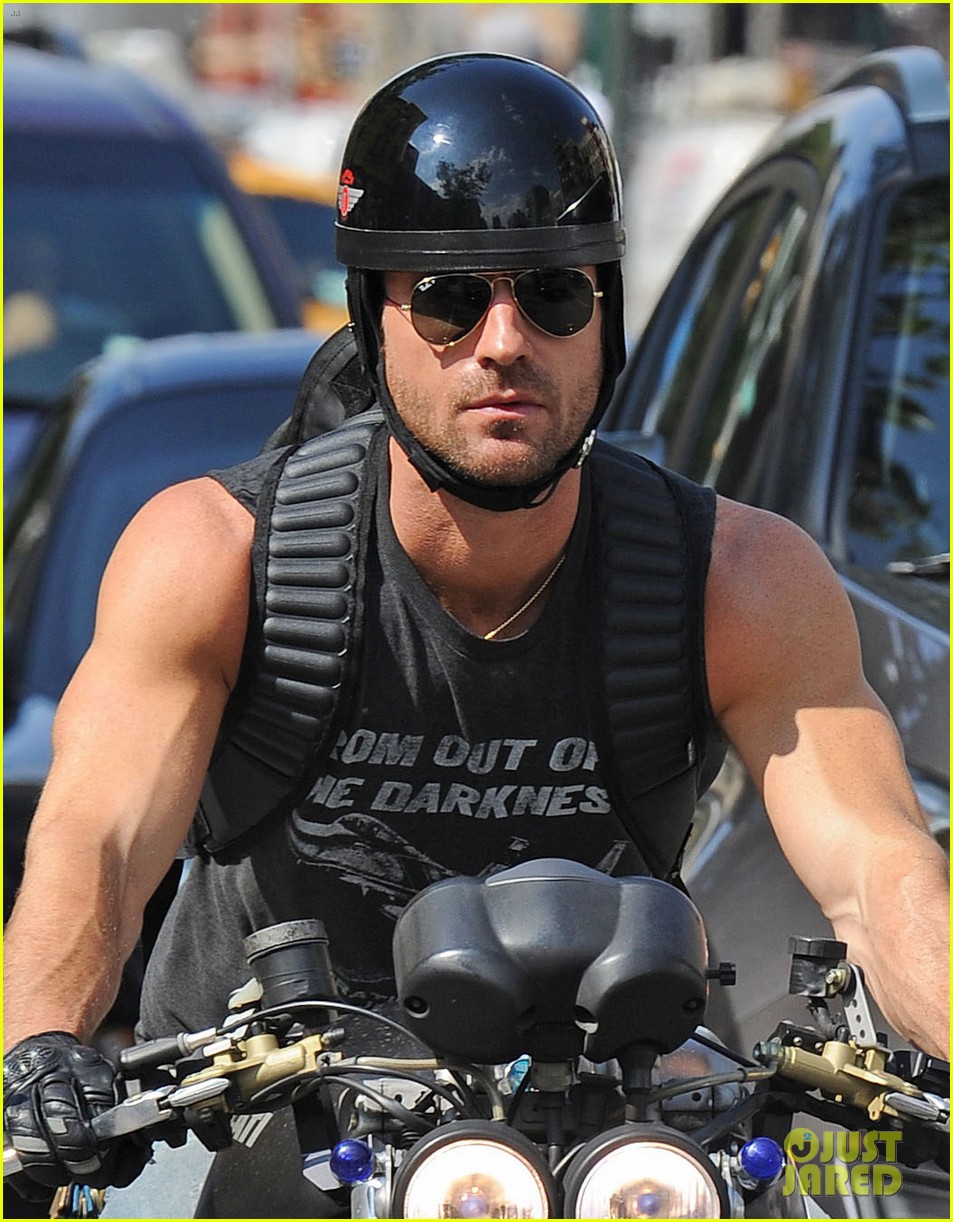 Justin Theroux: Muscular Motorcycle Man!: Photo 2907720 | Justin ...