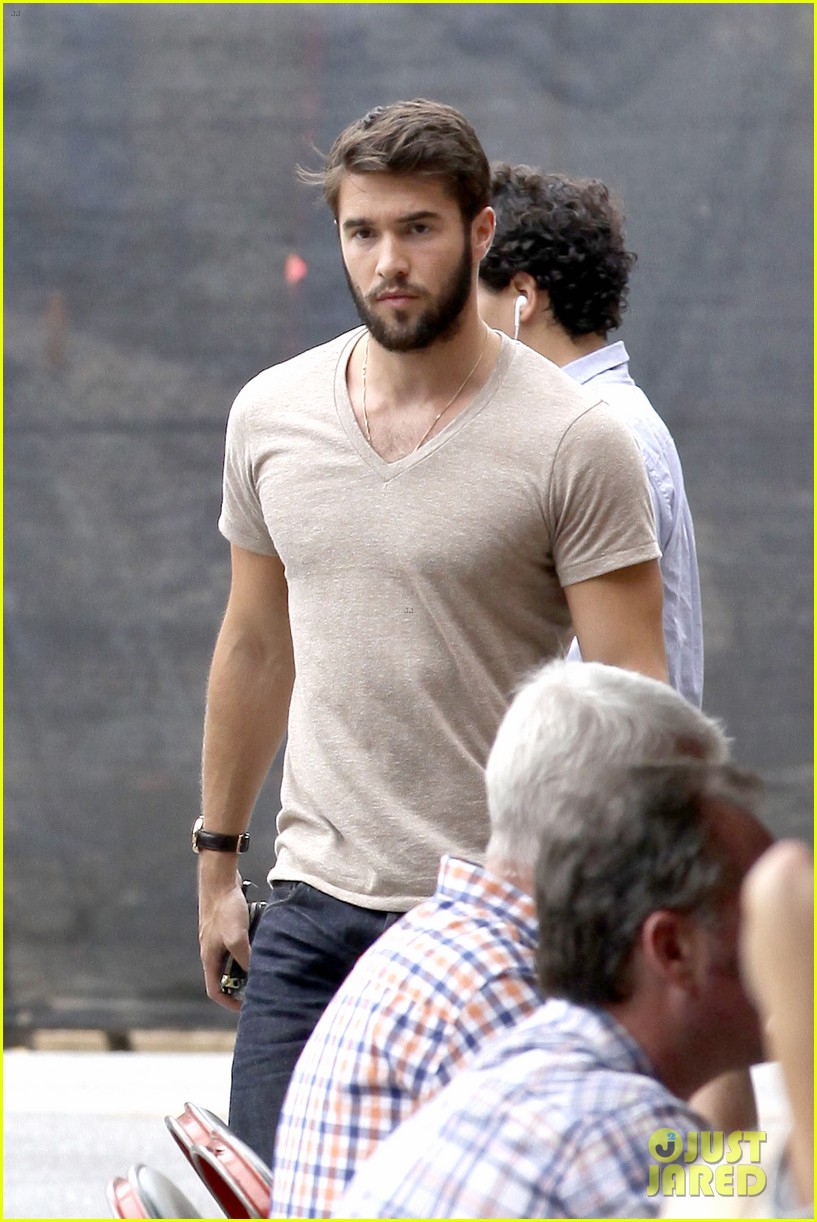 Emily VanCamp & Josh Bowman: Little Dom's Lunch Lovers!: Photo 2908084 ...