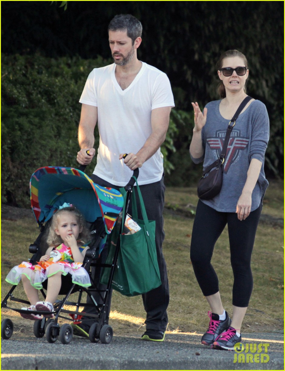 Amy Adams Shops for Groceries in Vancouver with the Family: Photo ...