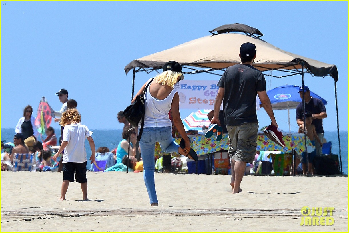 Christina Aguilera Hits the Beach with Jordan Bratman & Max!: Photo ...