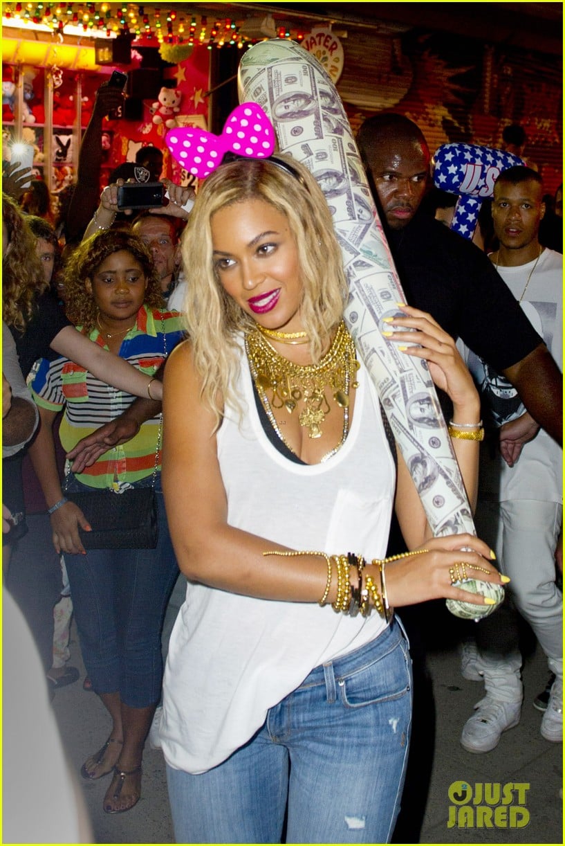 Beyonce Has Dance Off at Coney Island, Wears Pink Bow for 'XO' Video ...