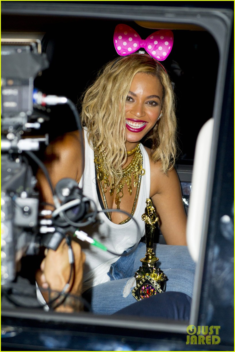 Beyonce Has Dance Off at Coney Island, Wears Pink Bow for 'XO' Video ...