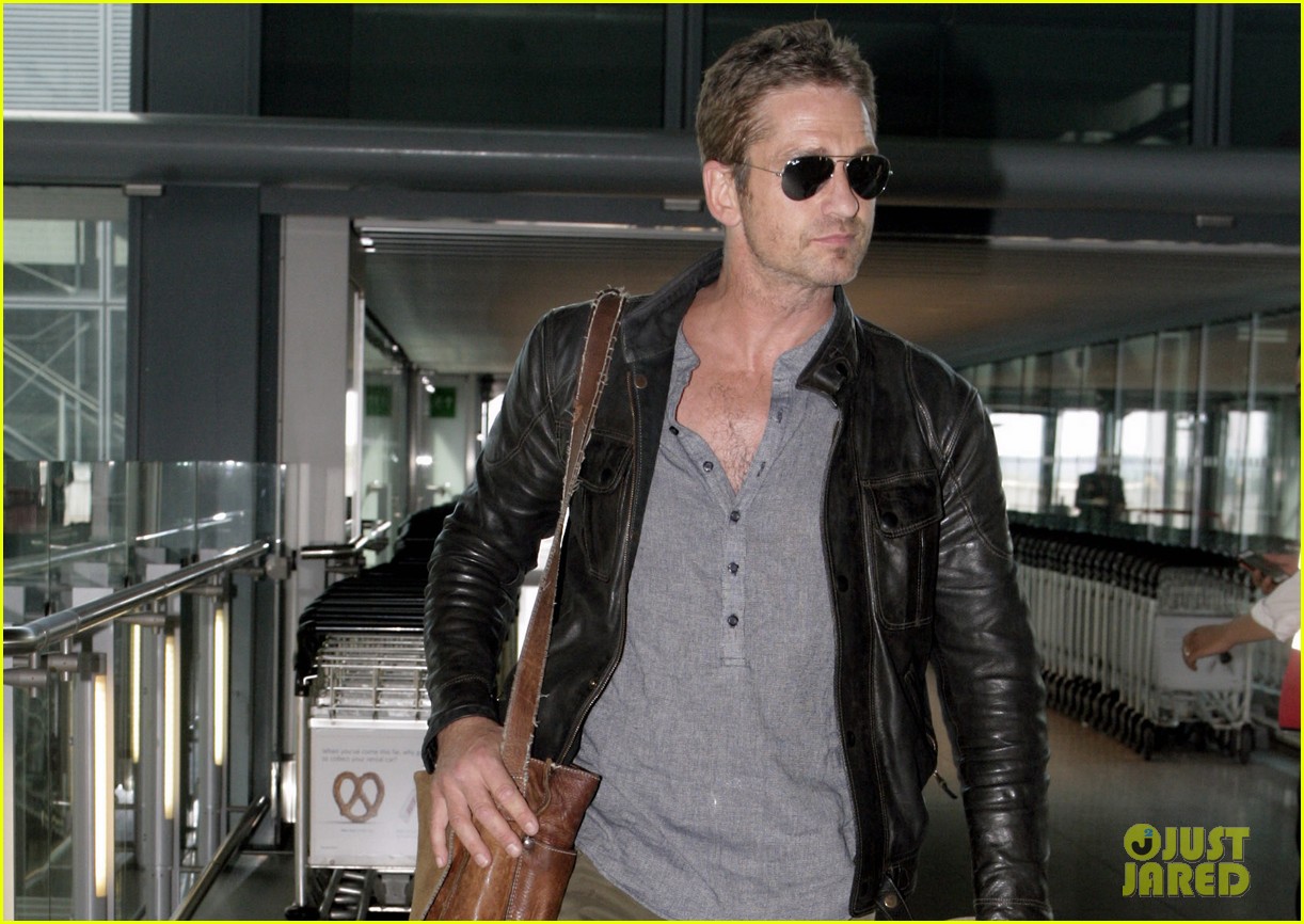 Gerard Butler Flies the Skies Out of Heathrow: Photo 2924733 | Gerard ...