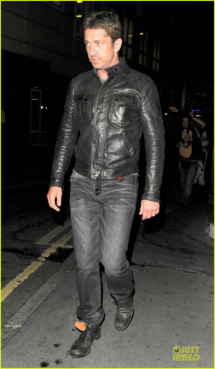 Gerard Butler Poses for Pic for Madalina Ghenea!: Photo 2924330 ...