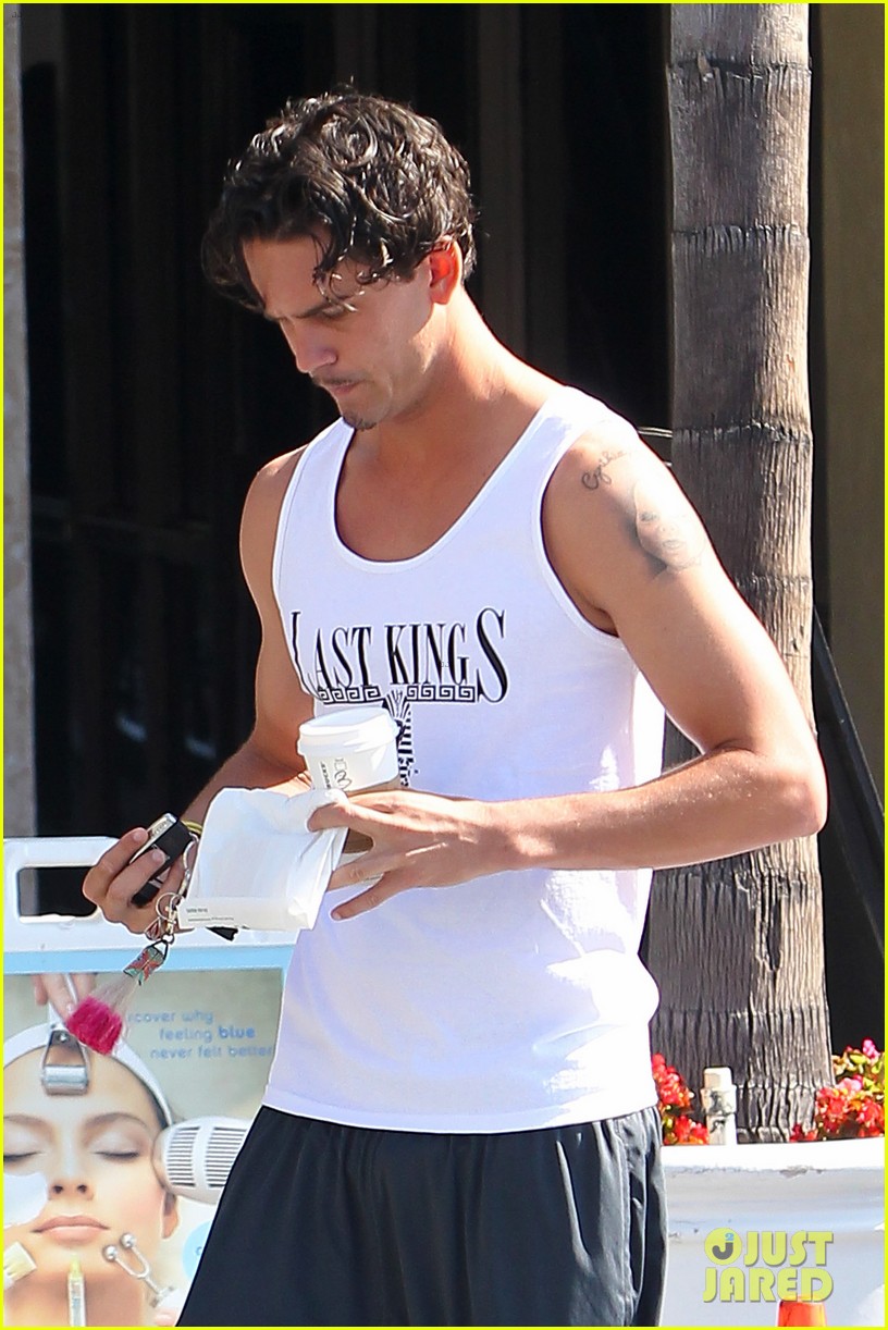 Kaley Cuoco Muscular Arms