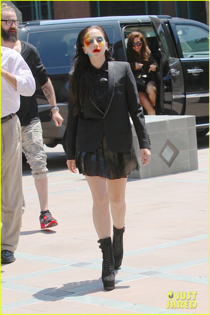 Lady Gaga Wears 'Applause' Makeup on Song's Release Day!: Photo 2928747 ...