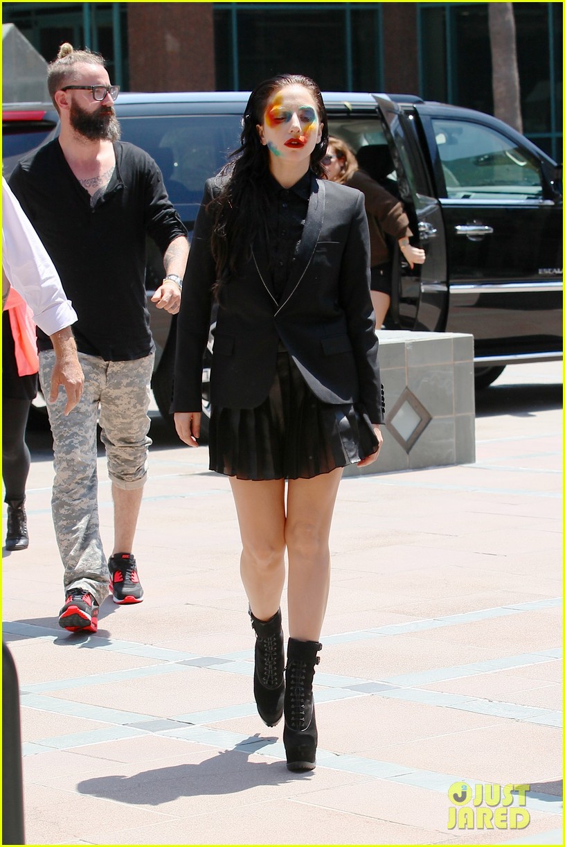 Lady Gaga Wears 'Applause' Makeup on Song's Release Day!: Photo 2928748 ...