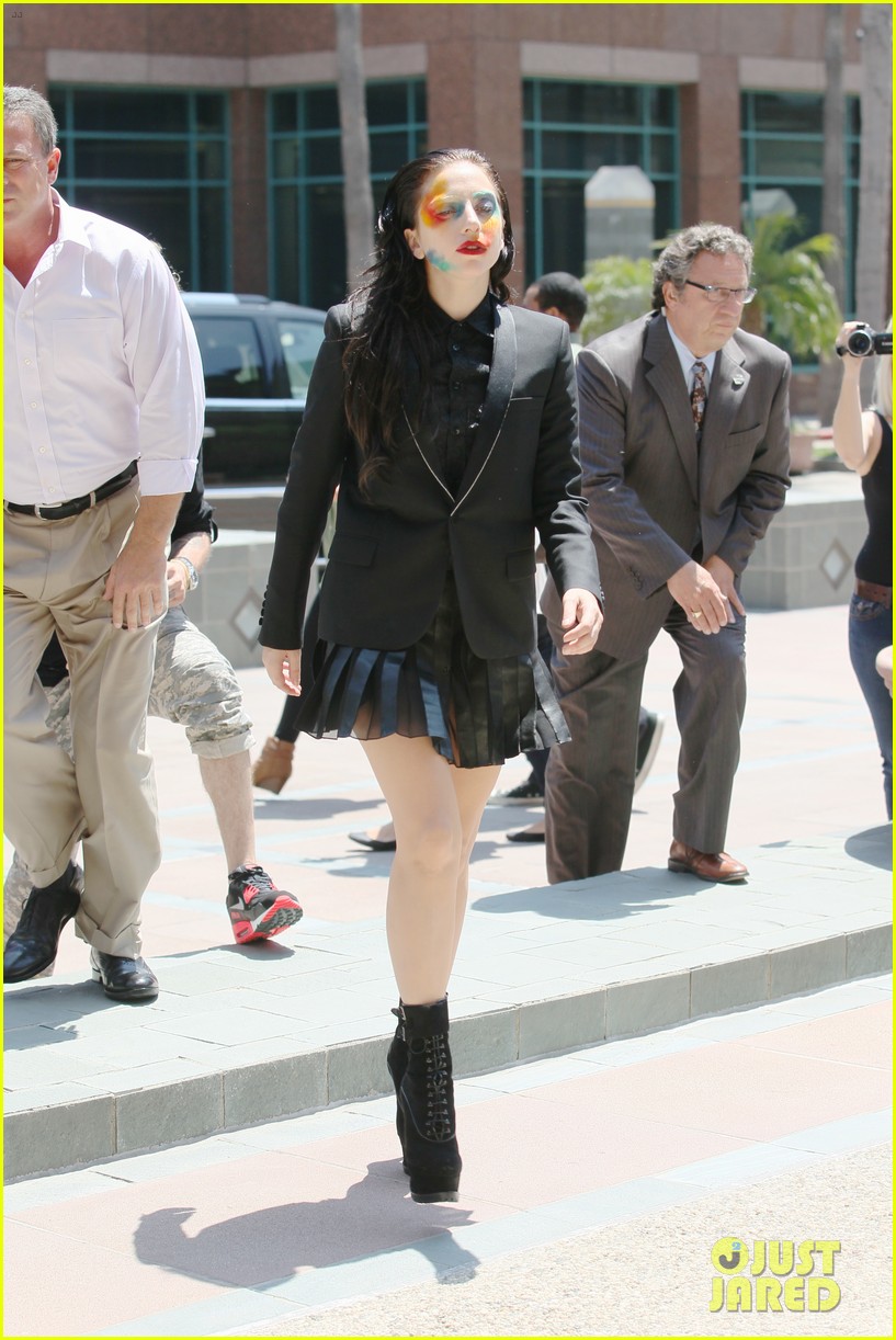 Lady Gaga Wears 'Applause' Makeup on Song's Release Day!: Photo 2928750 ...