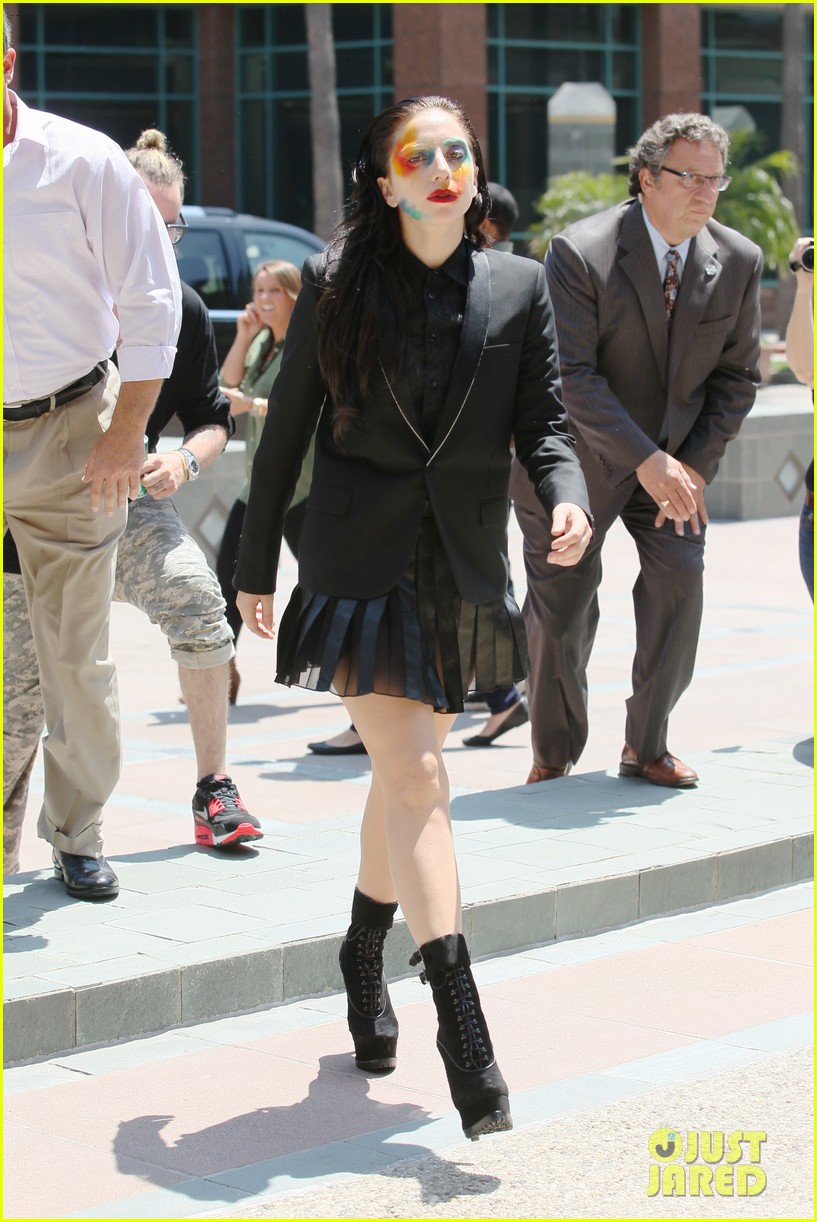 Lady Gaga Wears 'Applause' Makeup on Song's Release Day!: Photo 2928751 ...