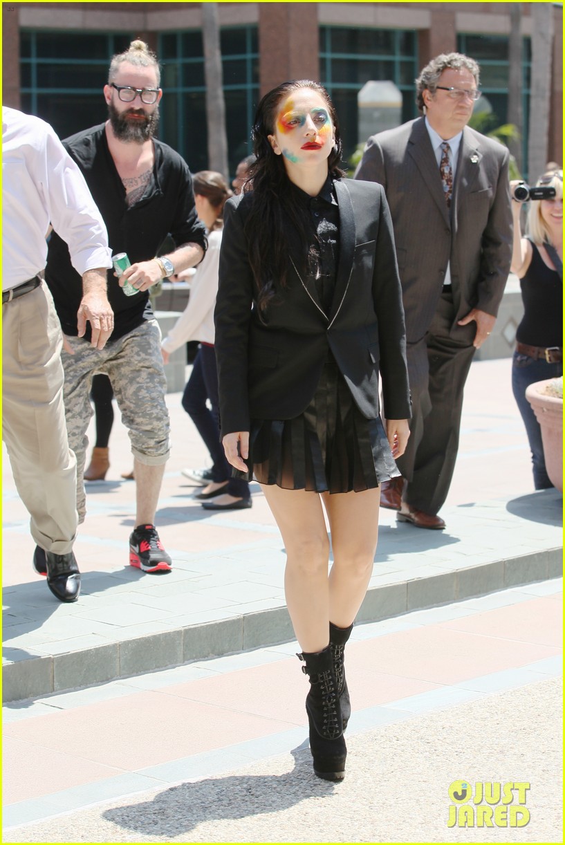 Lady Gaga Wears 'Applause' Makeup on Song's Release Day!: Photo 2928752 ...