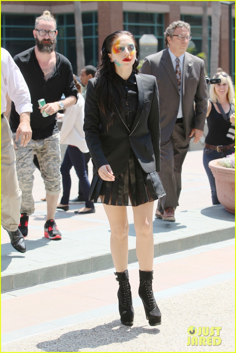 Lady Gaga Wears 'Applause' Makeup on Song's Release Day!: Photo 2928753 ...