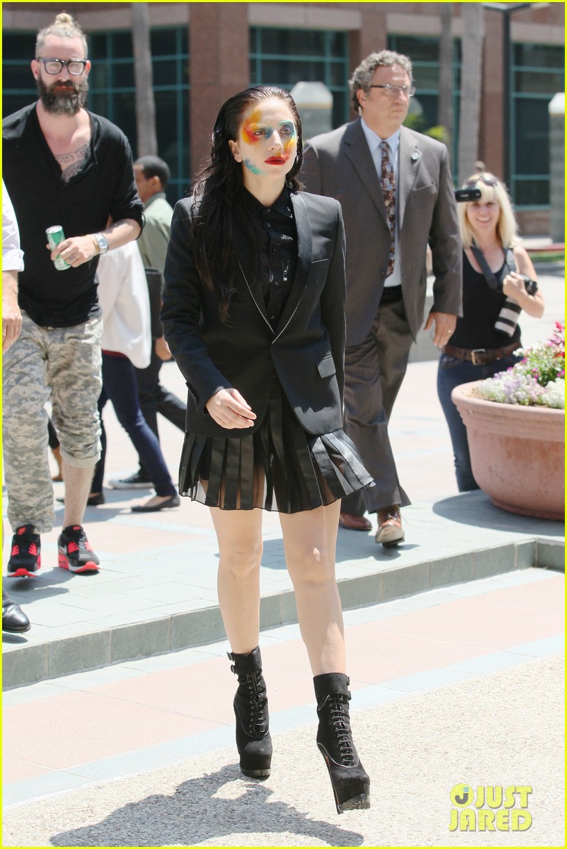 Lady Gaga Wears 'Applause' Makeup on Song's Release Day!: Photo 2928754 ...