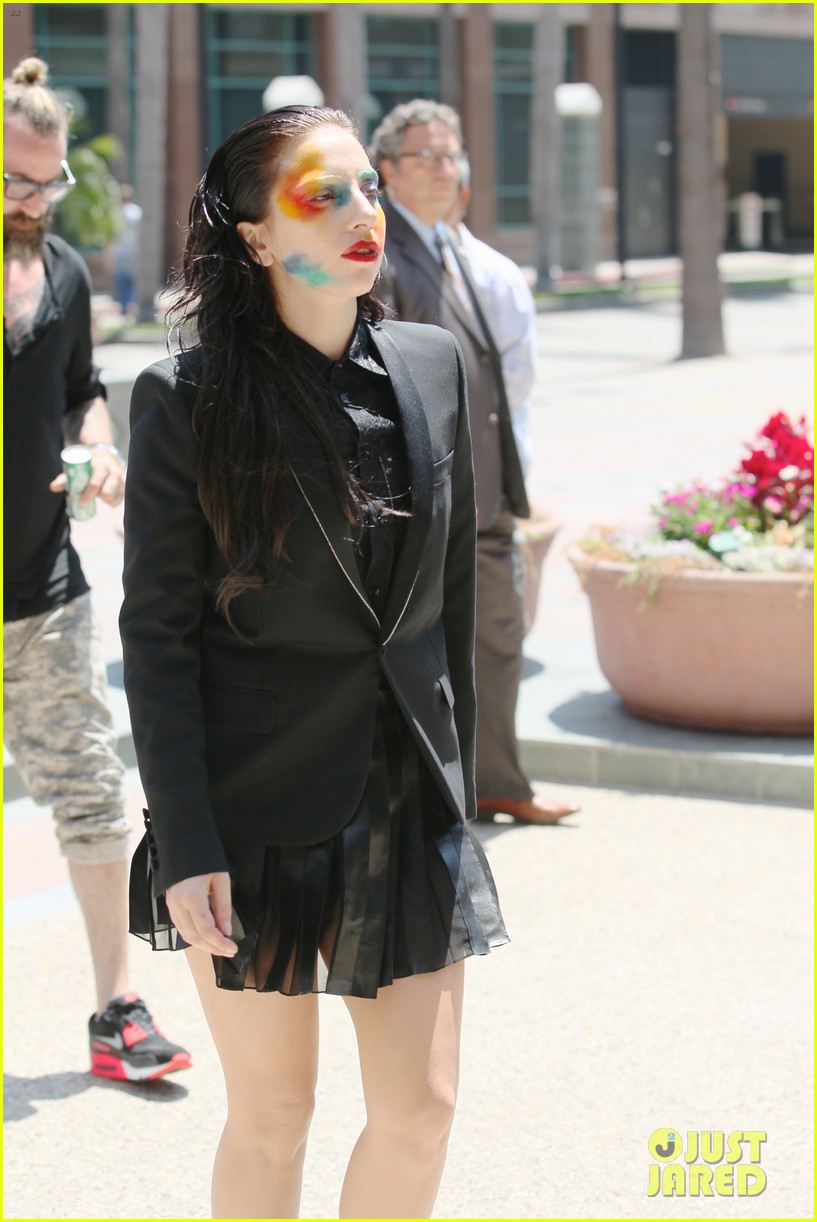 Lady Gaga Wears 'Applause' Makeup on Song's Release Day!: Photo 2928755 ...