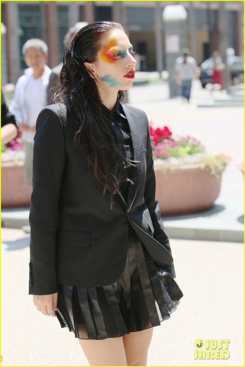 Lady Gaga Wears 'Applause' Makeup on Song's Release Day!: Photo 2928756 ...
