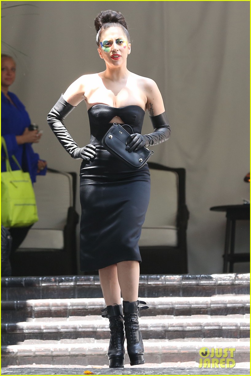 Lady Gaga Still Wearing 'Applause' Face Makeup: Photo 2930834 | Lady ...
