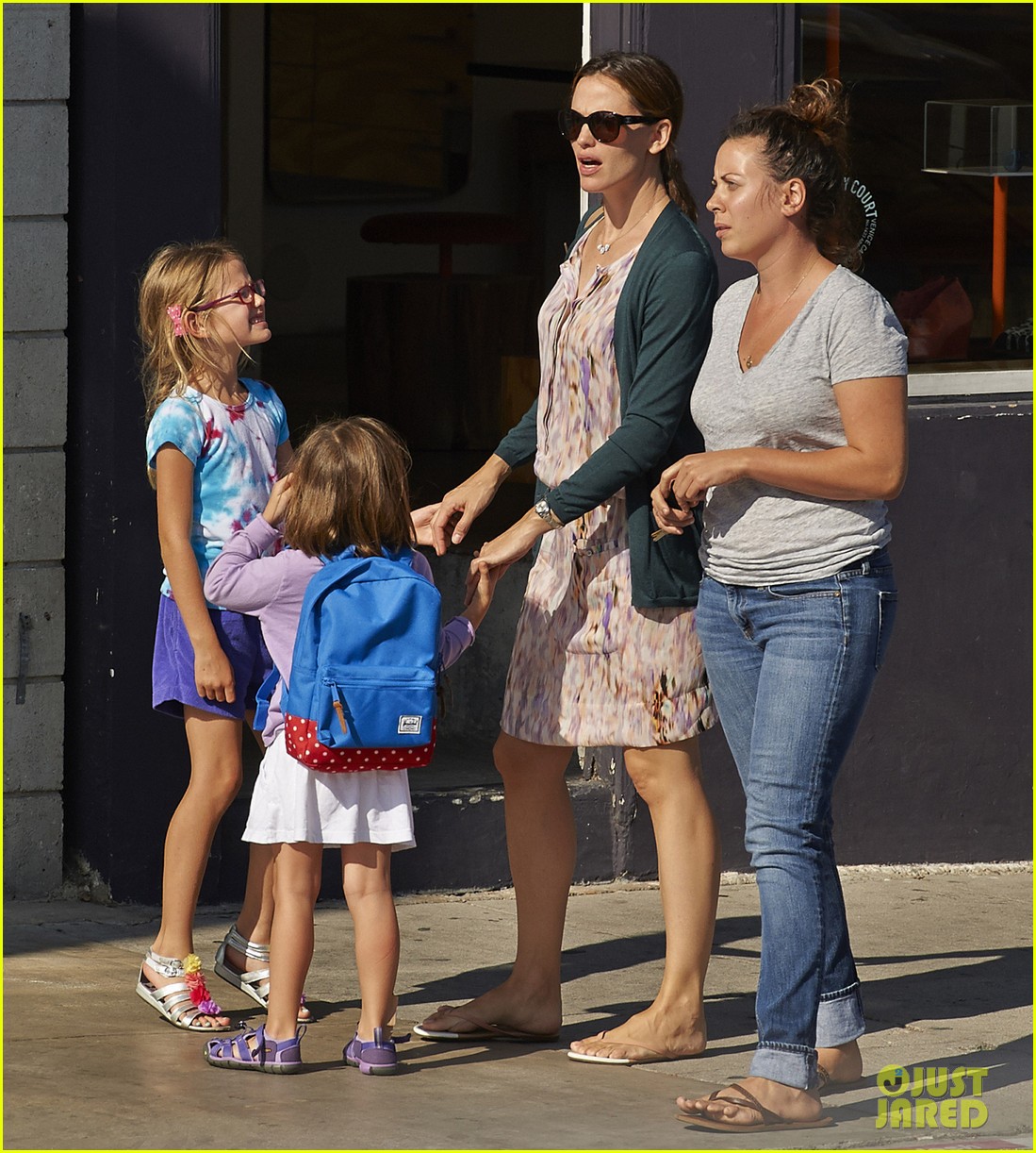 Jennifer Garner & Kids Pick Up Pizza During Girls Day Out!: Photo ...