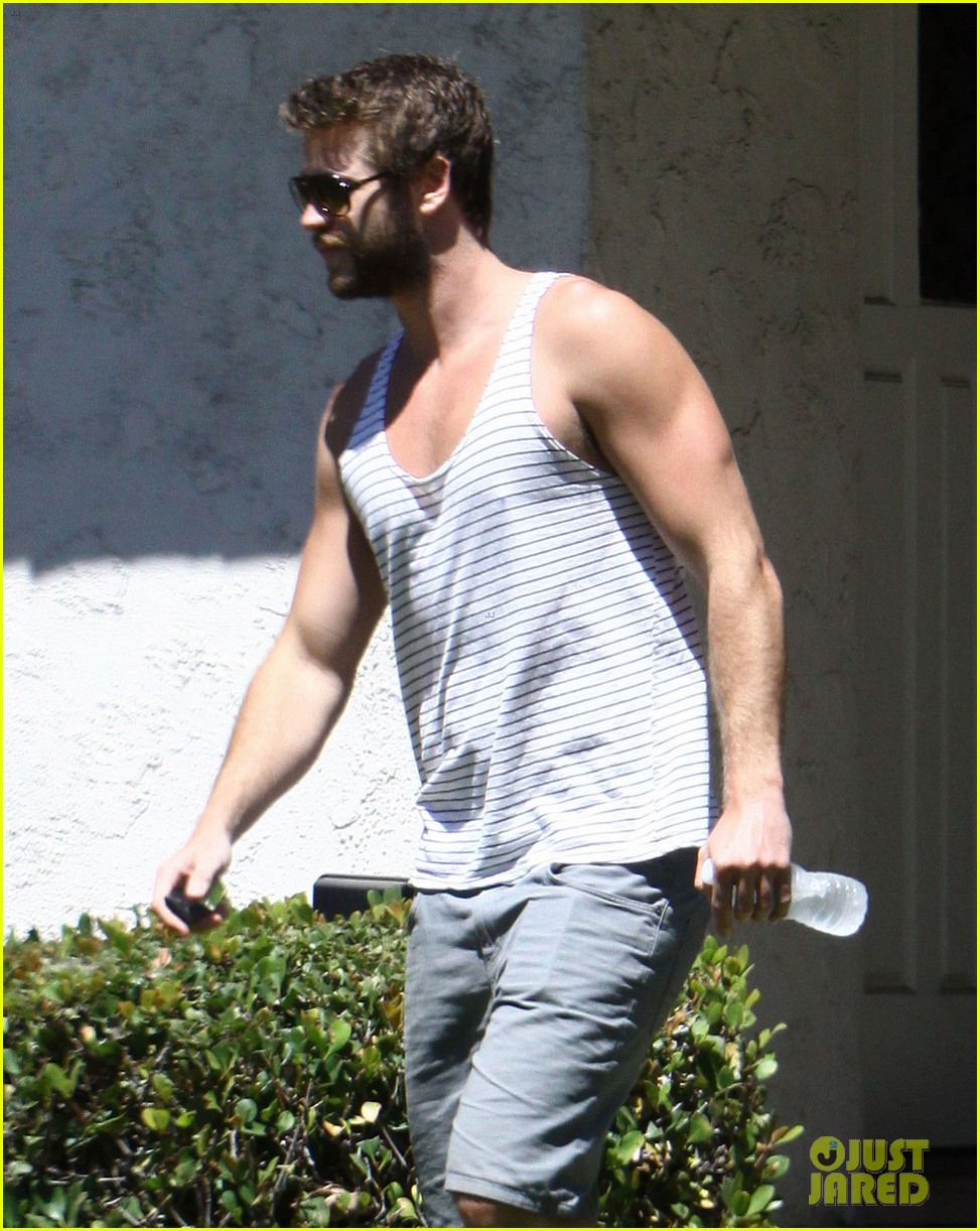 Liam Hemsworth Bares Buff Biceps in Tank Top & Goes Barefoot: Photo ...