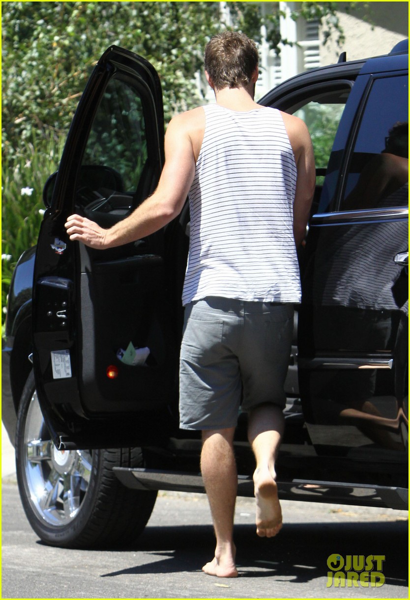 Liam Hemsworth Bares Buff Biceps in Tank Top & Goes Barefoot: Photo ...