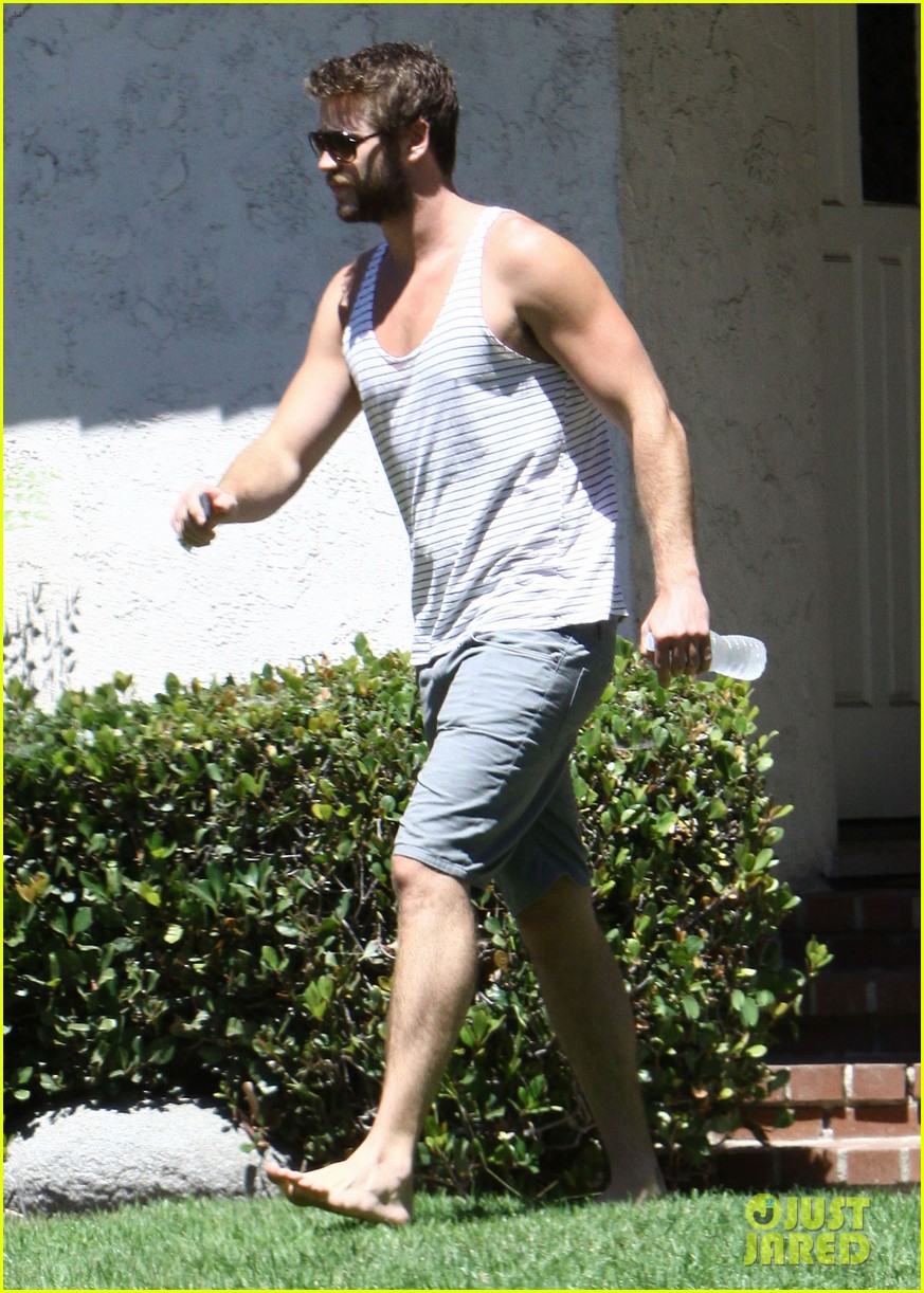 Liam Hemsworth Bares Buff Biceps in Tank Top & Goes Barefoot: Photo ...