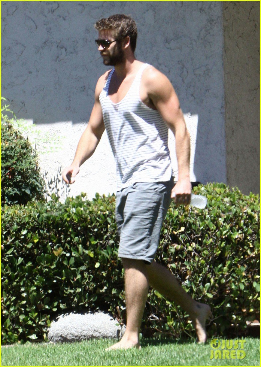 Liam Hemsworth Bares Buff Biceps in Tank Top & Goes Barefoot: Photo ...