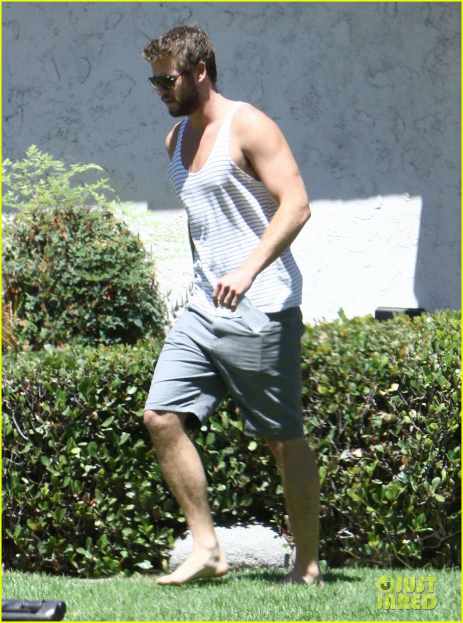 Liam Hemsworth Bares Buff Biceps in Tank Top & Goes Barefoot: Photo ...