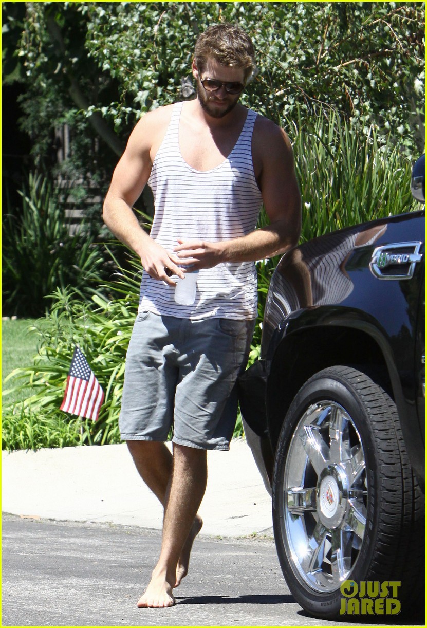 Liam Hemsworth Bares Buff Biceps in Tank Top & Goes Barefoot: Photo ...
