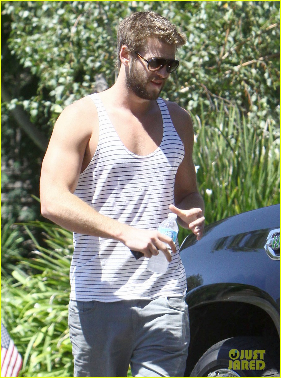 Liam Hemsworth Bares Buff Biceps in Tank Top & Goes Barefoot: Photo ...