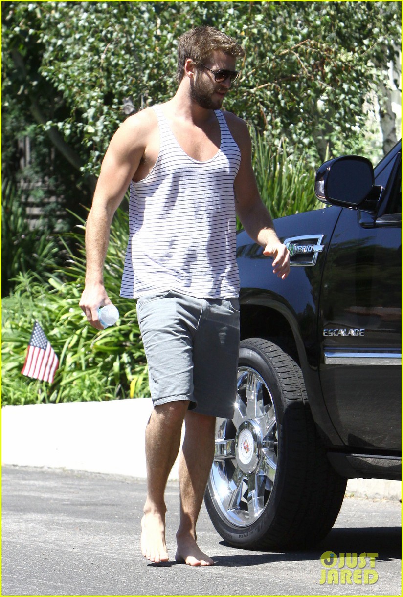 Liam Hemsworth Bares Buff Biceps in Tank Top & Goes Barefoot: Photo ...