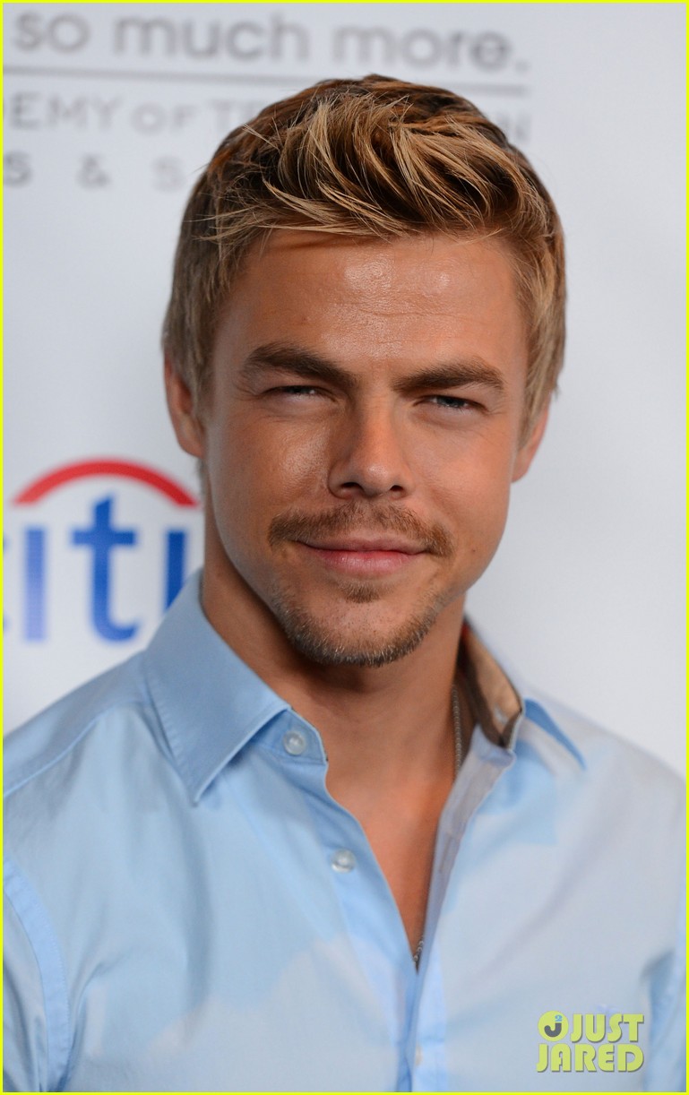 Christina Hendricks & Aaron Paul: Performers Peer Reception!: Photo ...