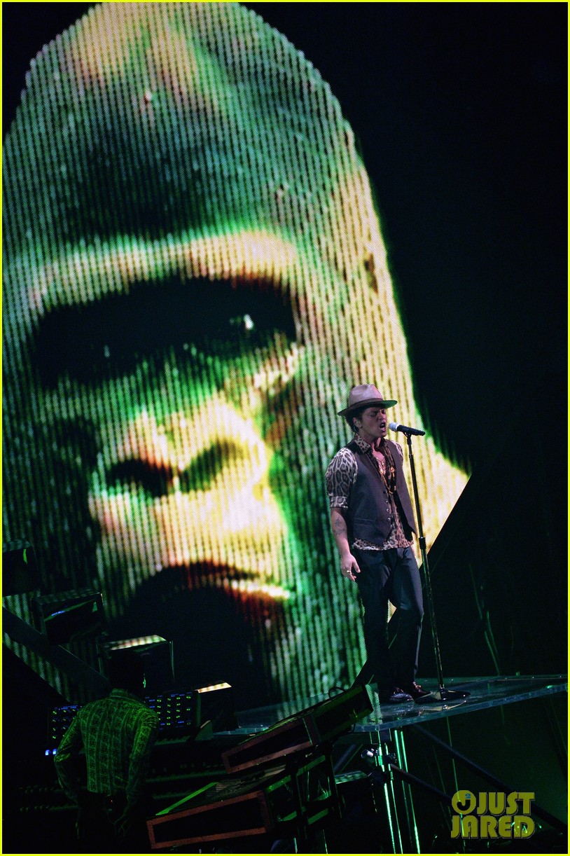 Bruno Mars: VMAs 2013 Performance of 'Gorilla' - WATCH NOW!: Photo ...