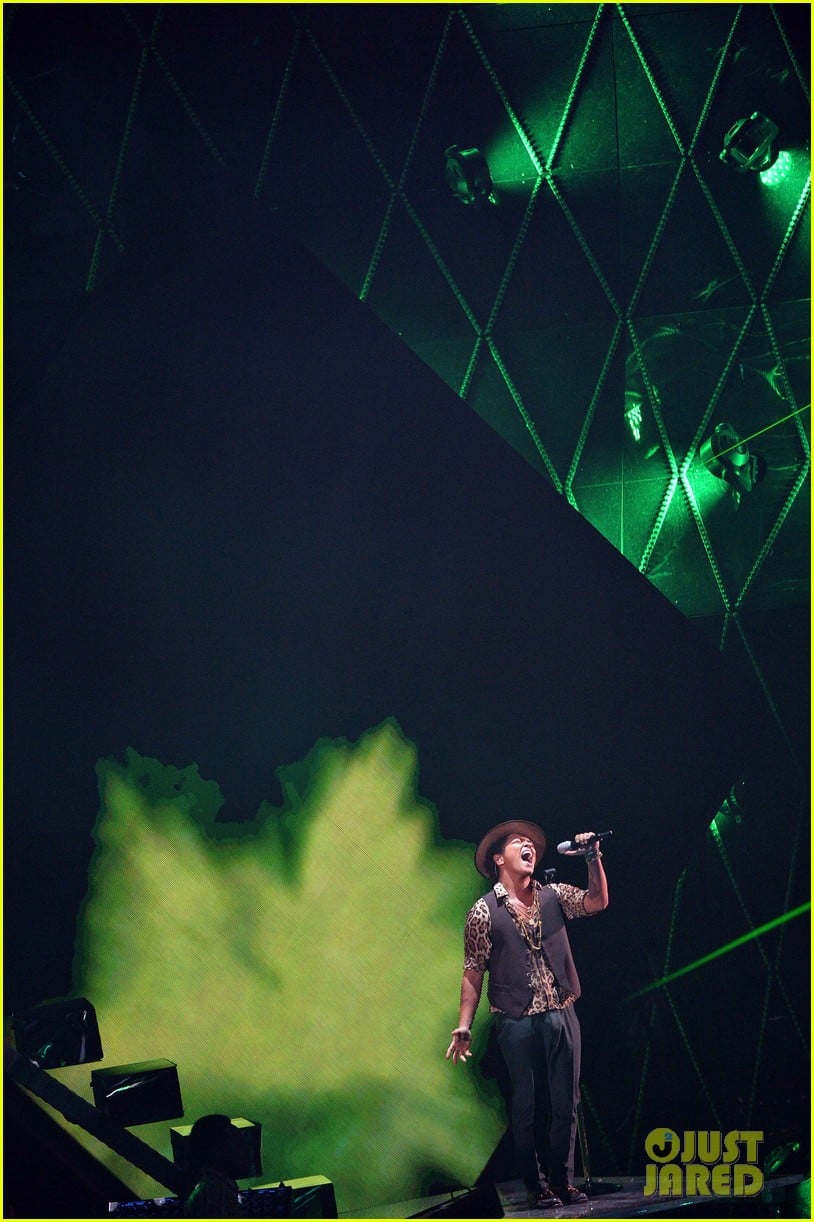 Bruno Mars: VMAs 2013 Performance of 'Gorilla' - WATCH NOW!: Photo ...