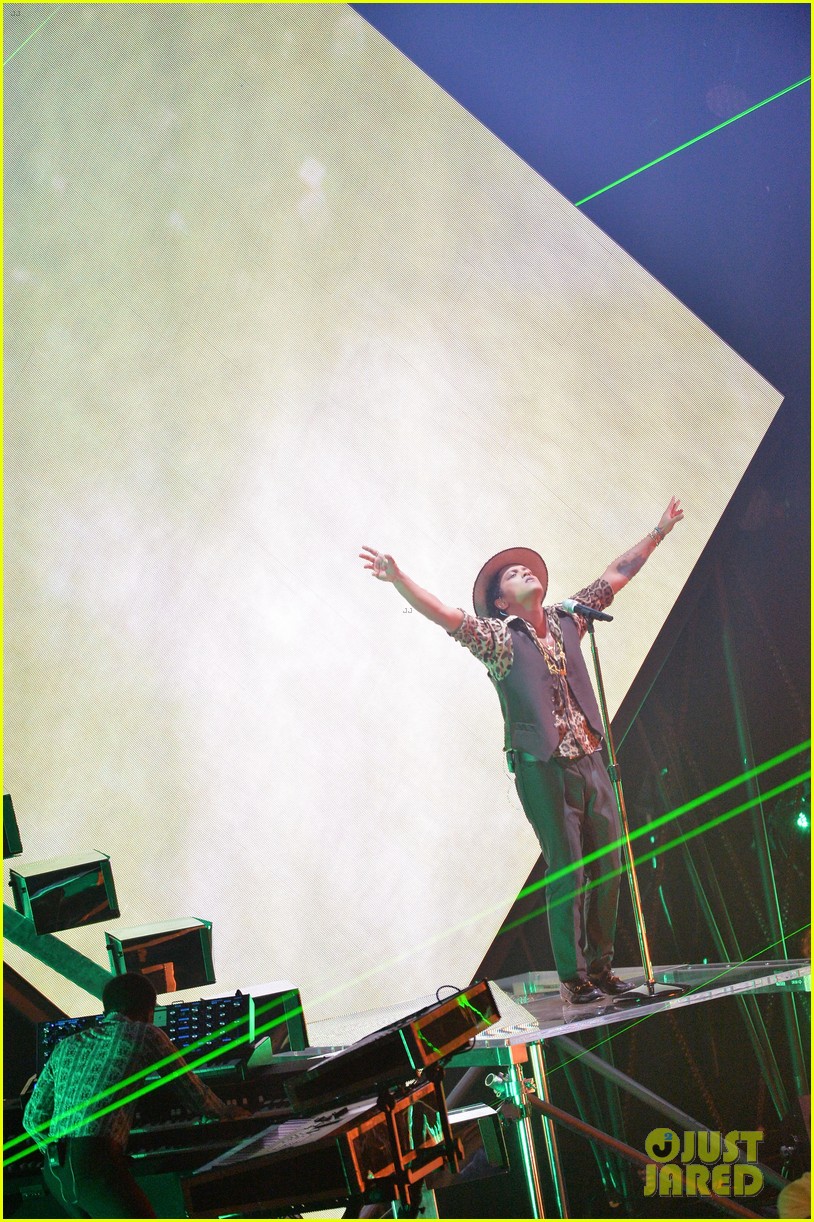 Bruno Mars: VMAs 2013 Performance of 'Gorilla' - WATCH NOW!: Photo ...