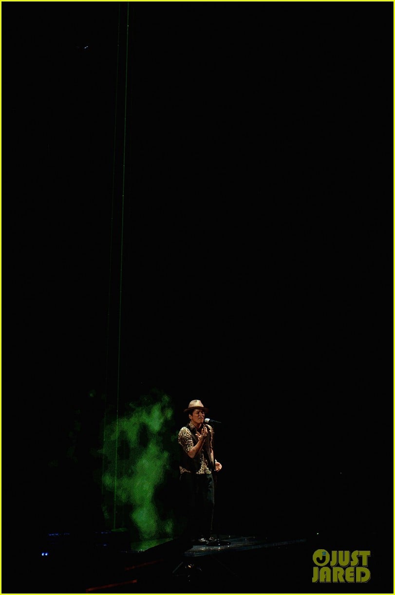 Bruno Mars: VMAs 2013 Performance of 'Gorilla' - WATCH NOW!: Photo ...