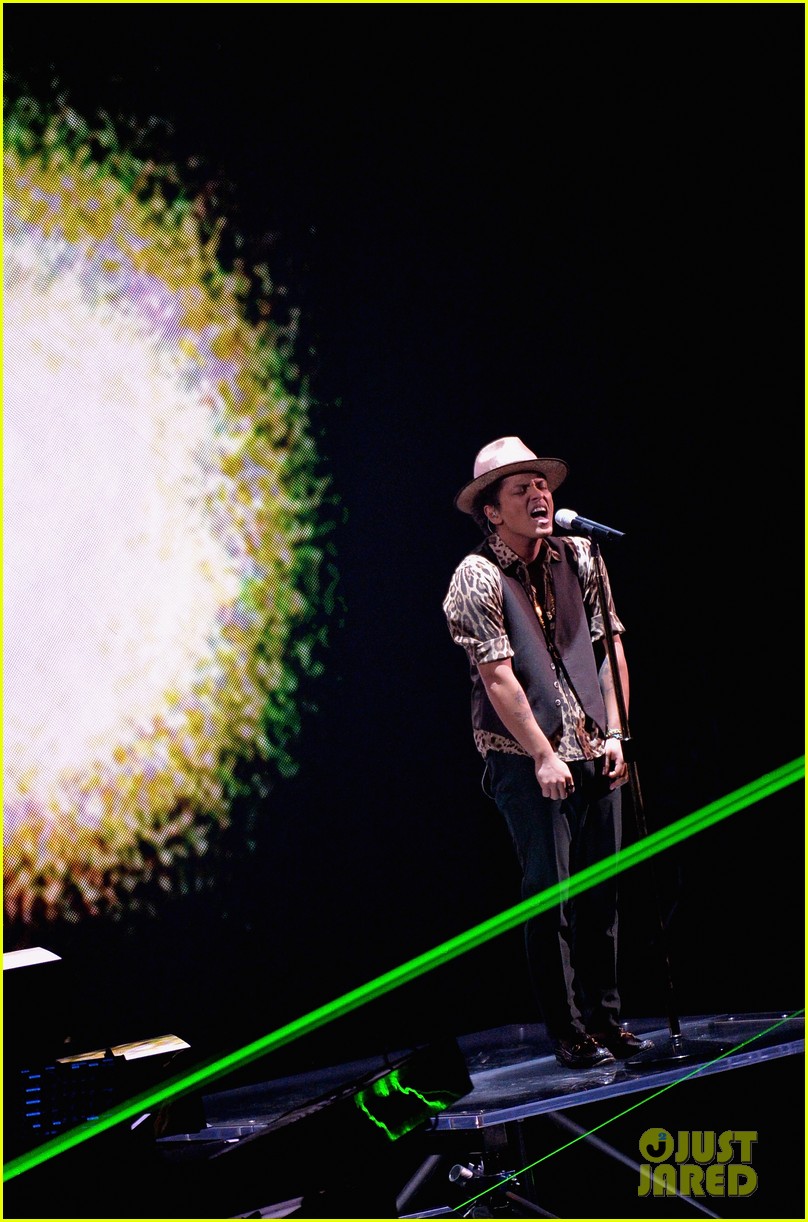 Bruno Mars: VMAs 2013 Performance of 'Gorilla' - WATCH NOW!: Photo ...