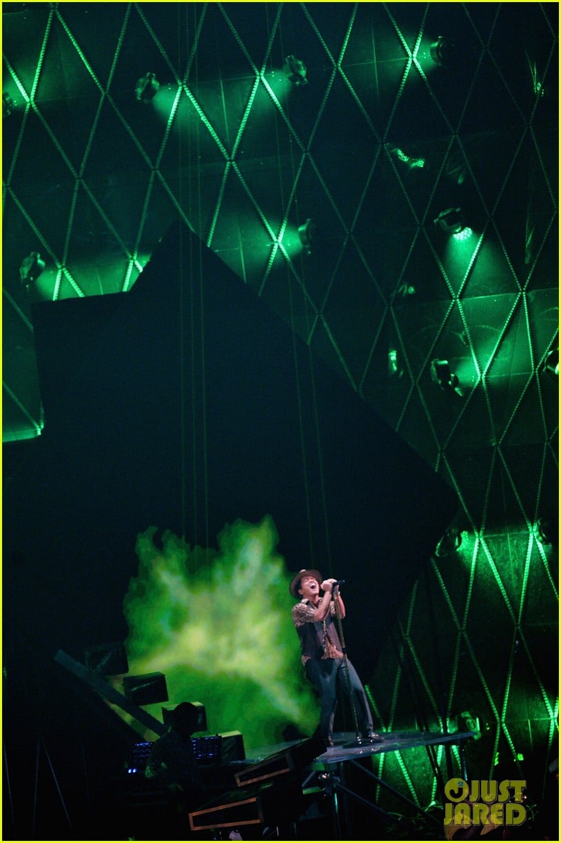 Bruno Mars: VMAs 2013 Performance of 'Gorilla' - WATCH NOW!: Photo ...