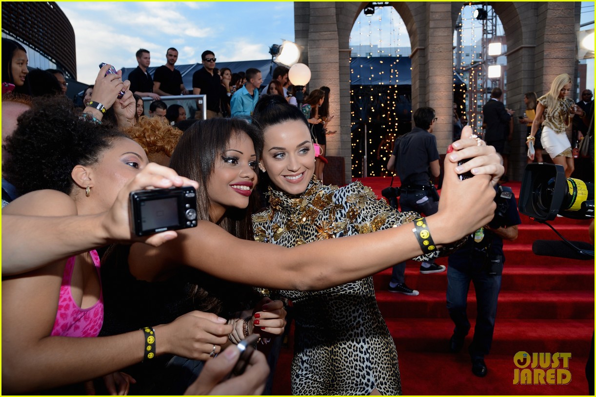 Katy Perry - MTV VMAs 2013 Red Carpet: Photo 2937571 | Katy Perry ...