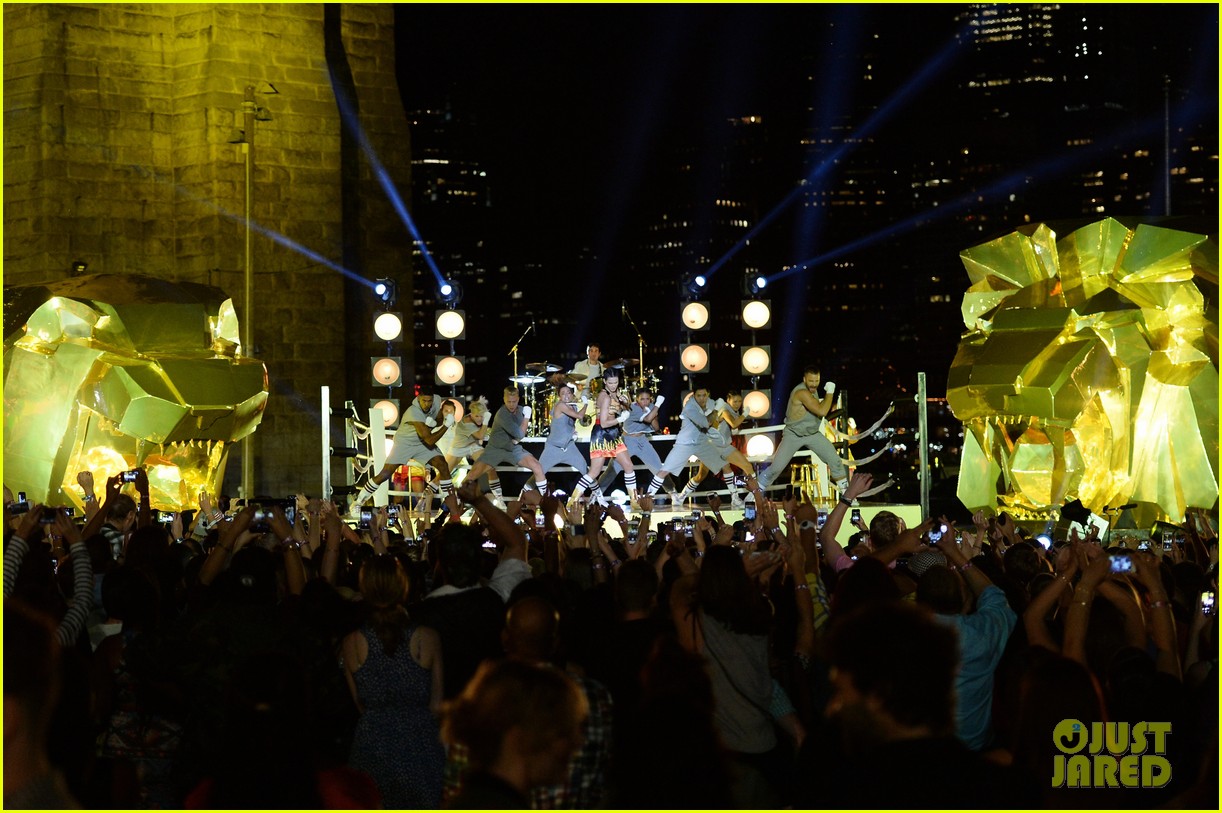 Katy Perry: VMAs 2013 Performance of 'Roar' - WATCH NOW!: Photo 2937935 ...