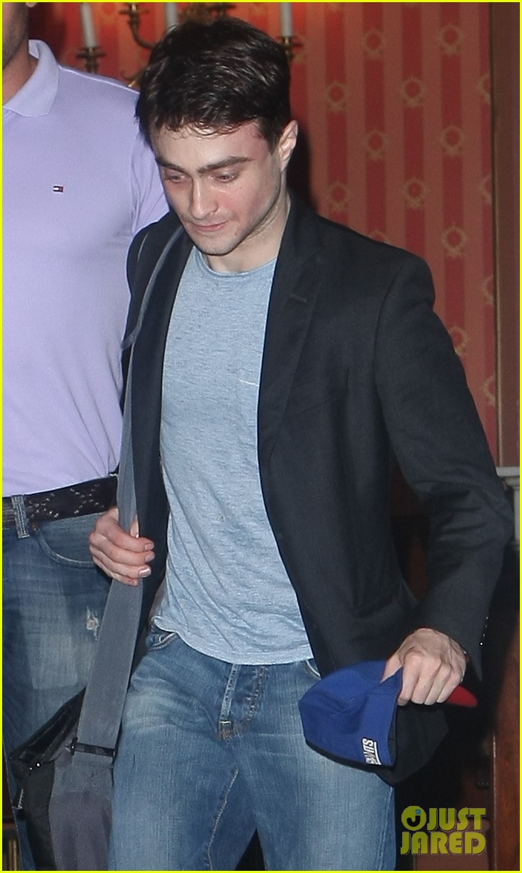 Daniel Radcliffe: I'm Out of My Comfort Zone On Stage: Photo 2936201 ...