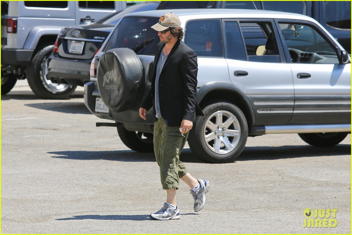 Keanu Reeves Wears Interesting Outfit at the Gym: Photo 2935753 | Keanu ...