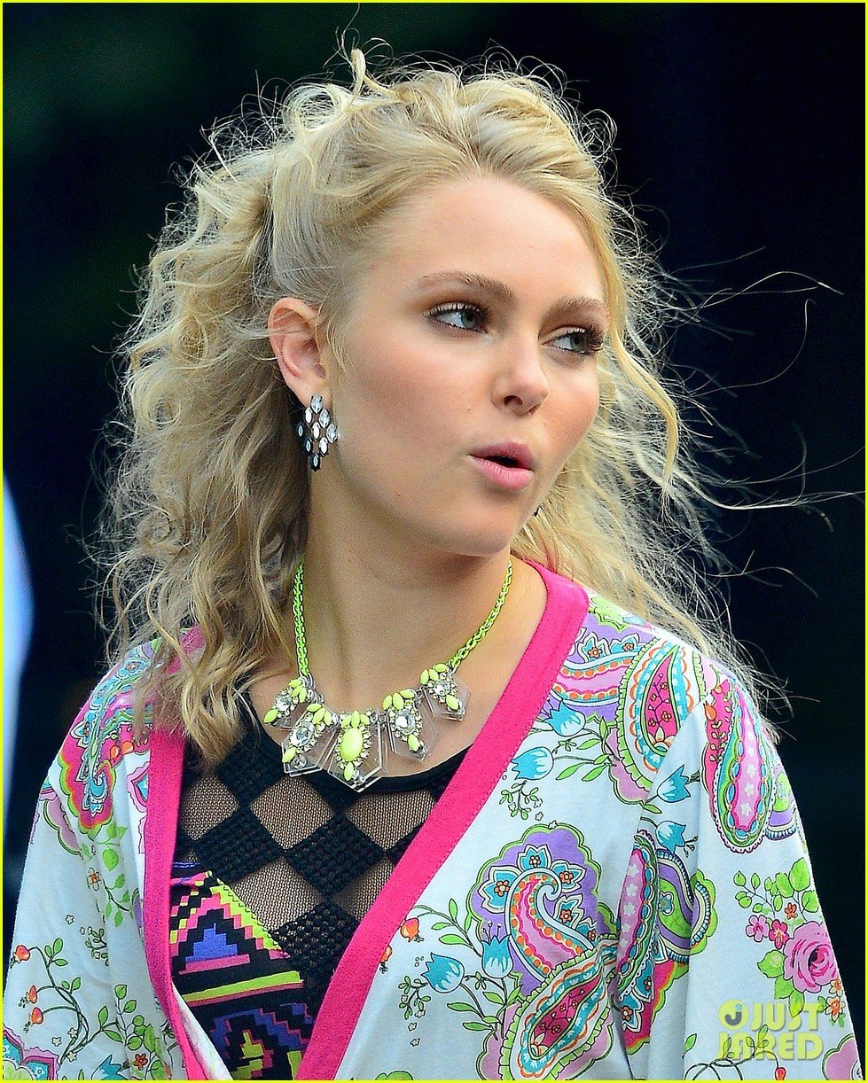 AnnaSophia Robb: 'Carrie Diaries' Season Two is Sexier, Says Co-Star ...