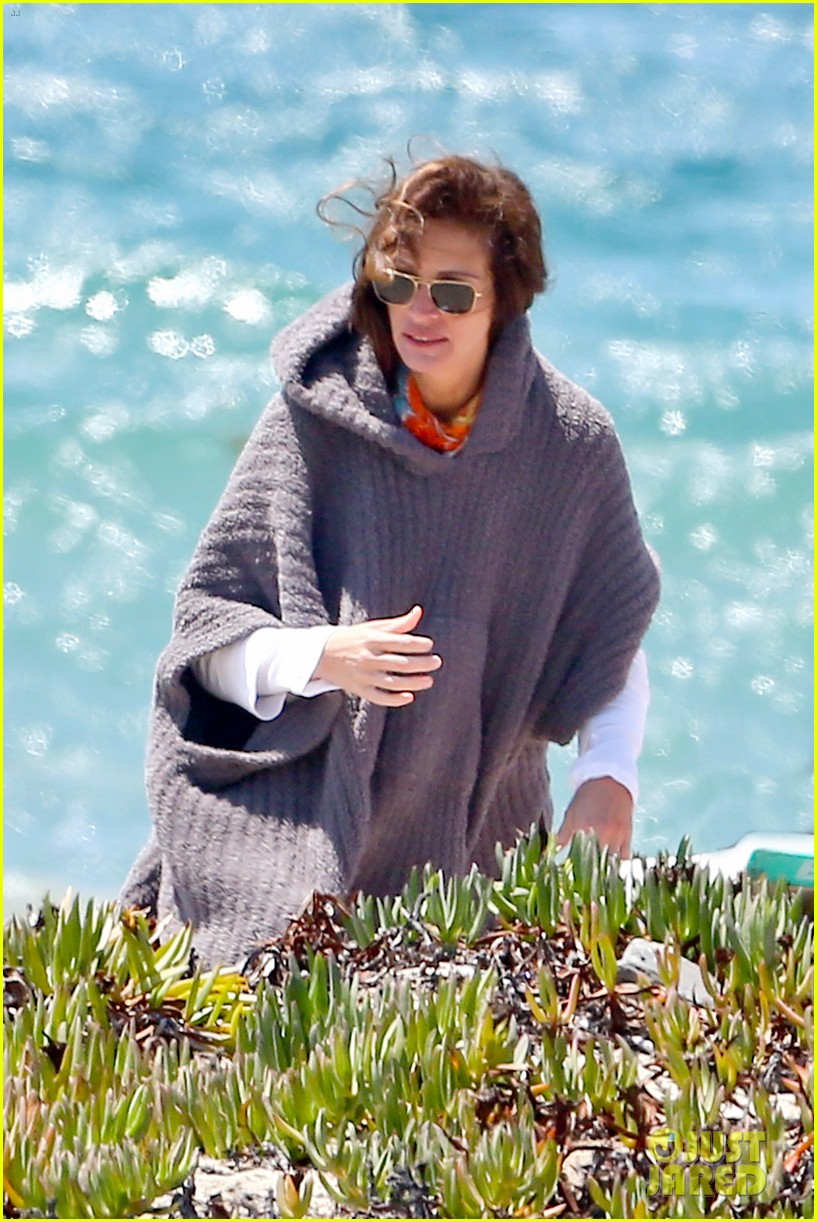 Julia Roberts: Family Beach Day with Shirtless Danny Moder!: Photo ...