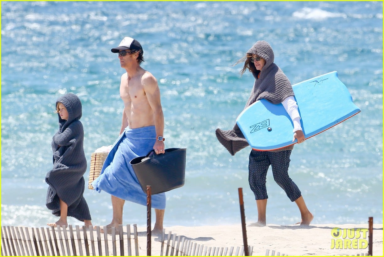 Julia Roberts: Family Beach Day with Shirtless Danny Moder!: Photo ...