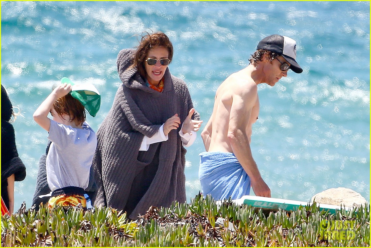 Julia Roberts: Family Beach Day with Shirtless Danny Moder!: Photo ...
