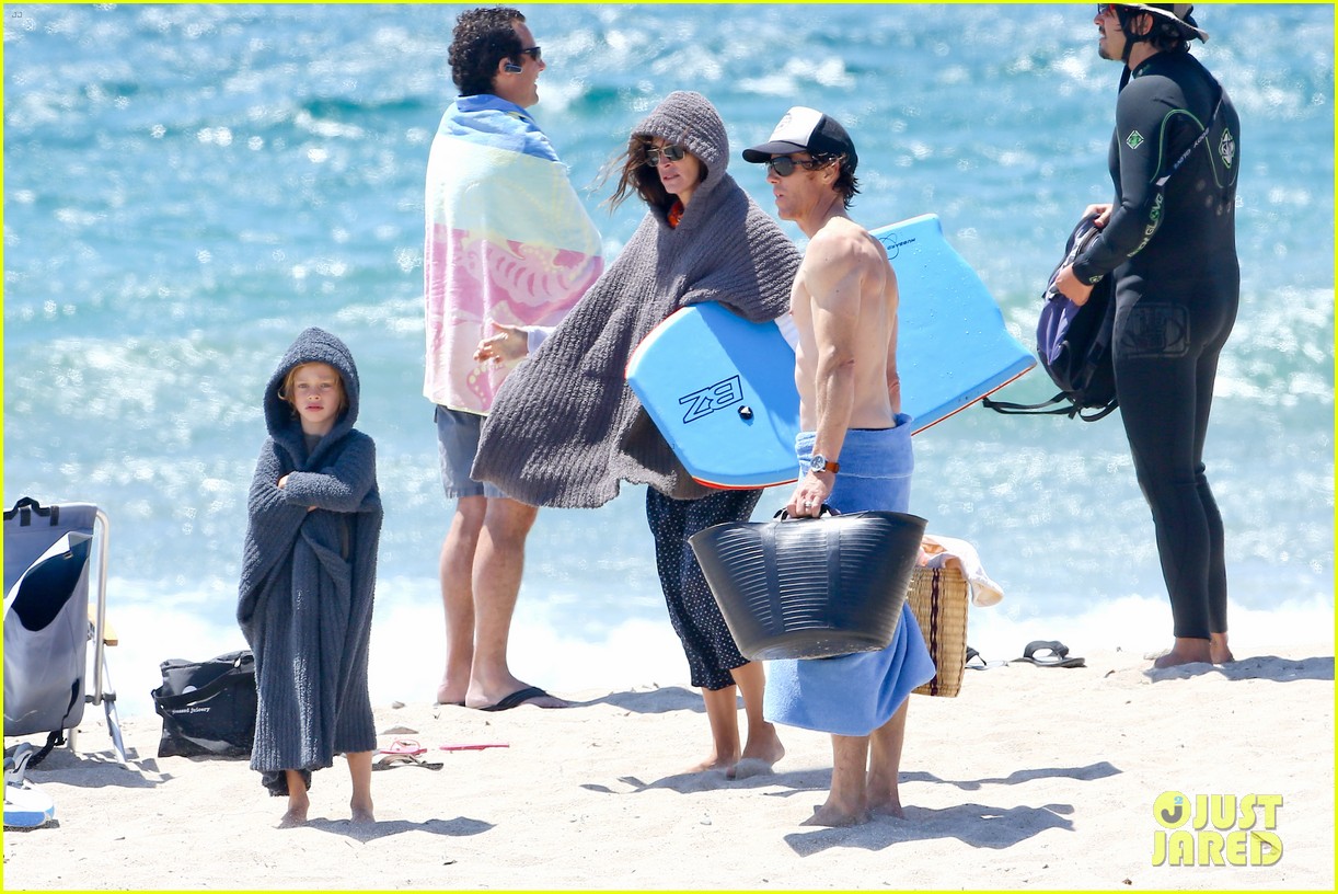 Julia Roberts: Family Beach Day with Shirtless Danny Moder!: Photo ...