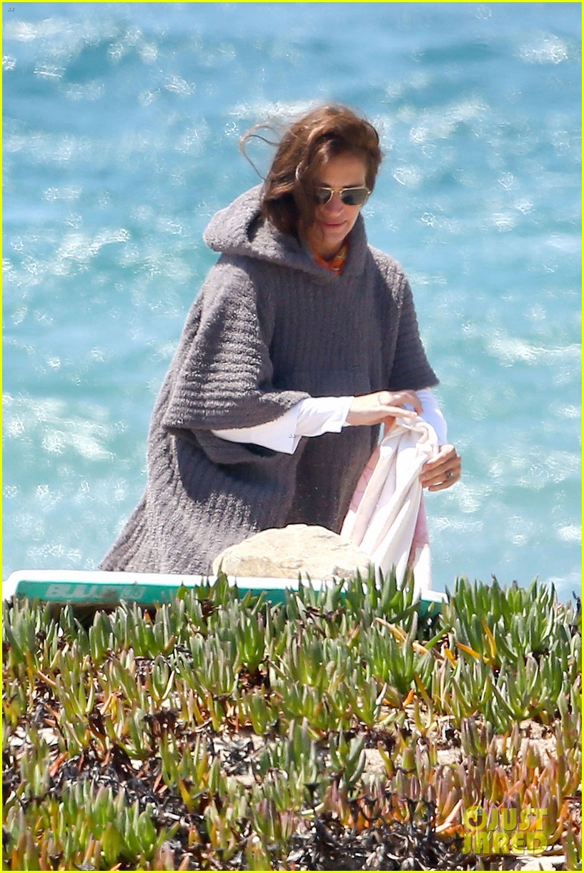 Julia Roberts: Family Beach Day with Shirtless Danny Moder!: Photo ...